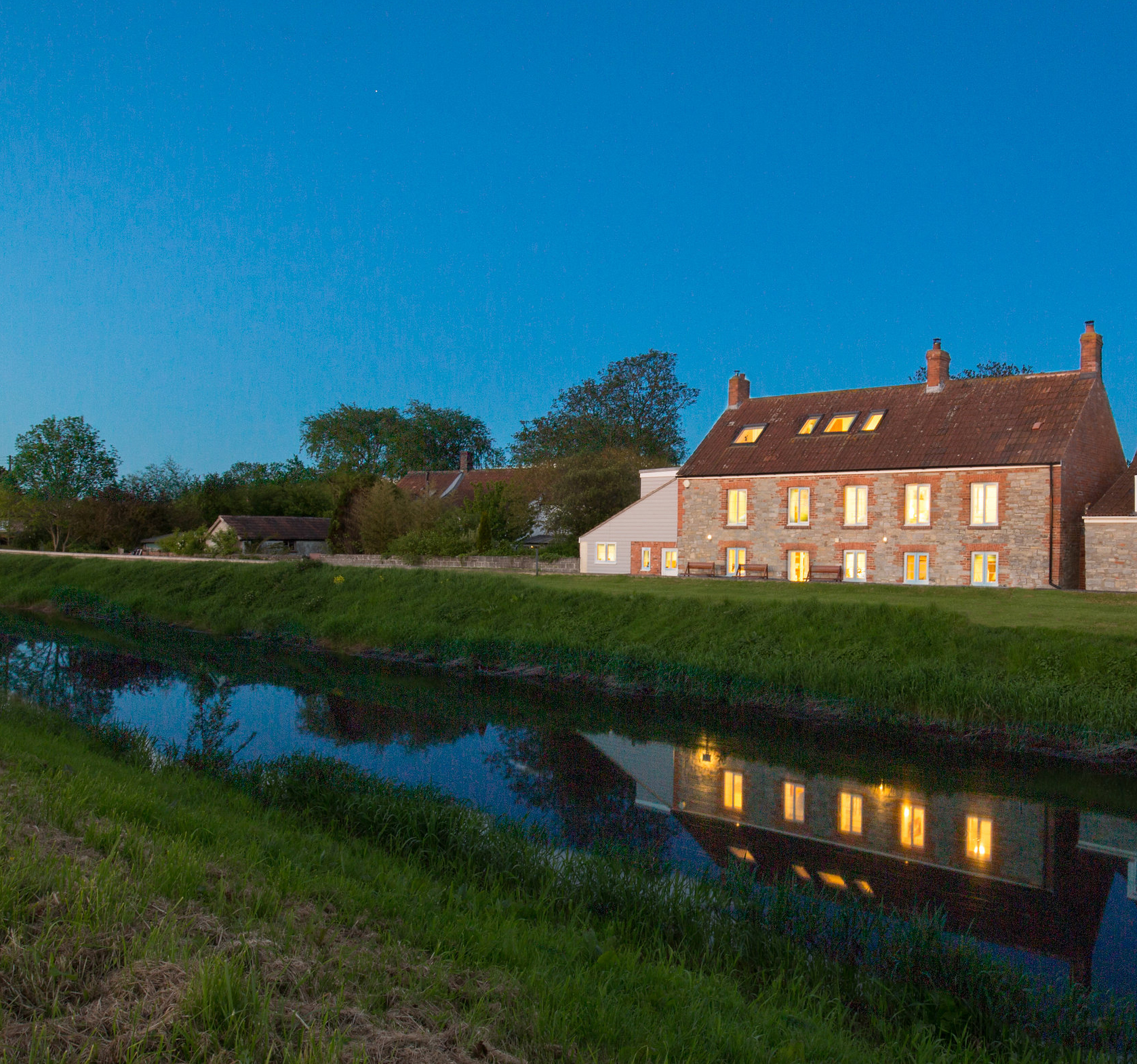 Riverside: Holiday House For 12 With Hot Tub & Games Room | Sleeps 12